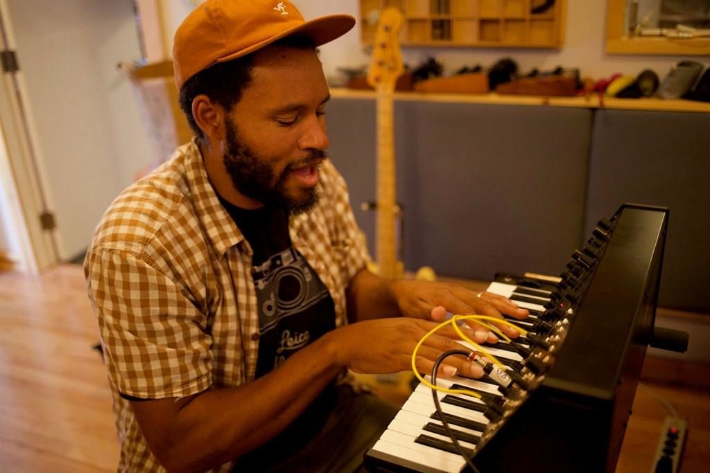 今年2月に新作『Tiara for Computer』を発表したRay Barbee、初のバンド編成でのジャパン・ツアーで全6公演が決定 ...